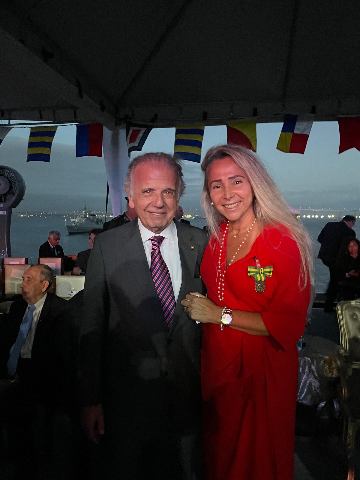 Claudia Cataldi Recebe a Medalha da Marinha: Reconhecimento à ...