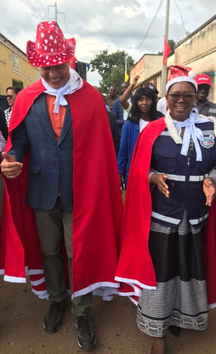 Papai Noel João Baptista Borges desce ao Chinguar e ilumina a cidade ...